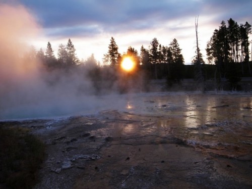 イエローストーン国立公園ガイザーカントリー 「オールドフェイスフル」など1万を超える間欠泉 Yellowstone National Park ...